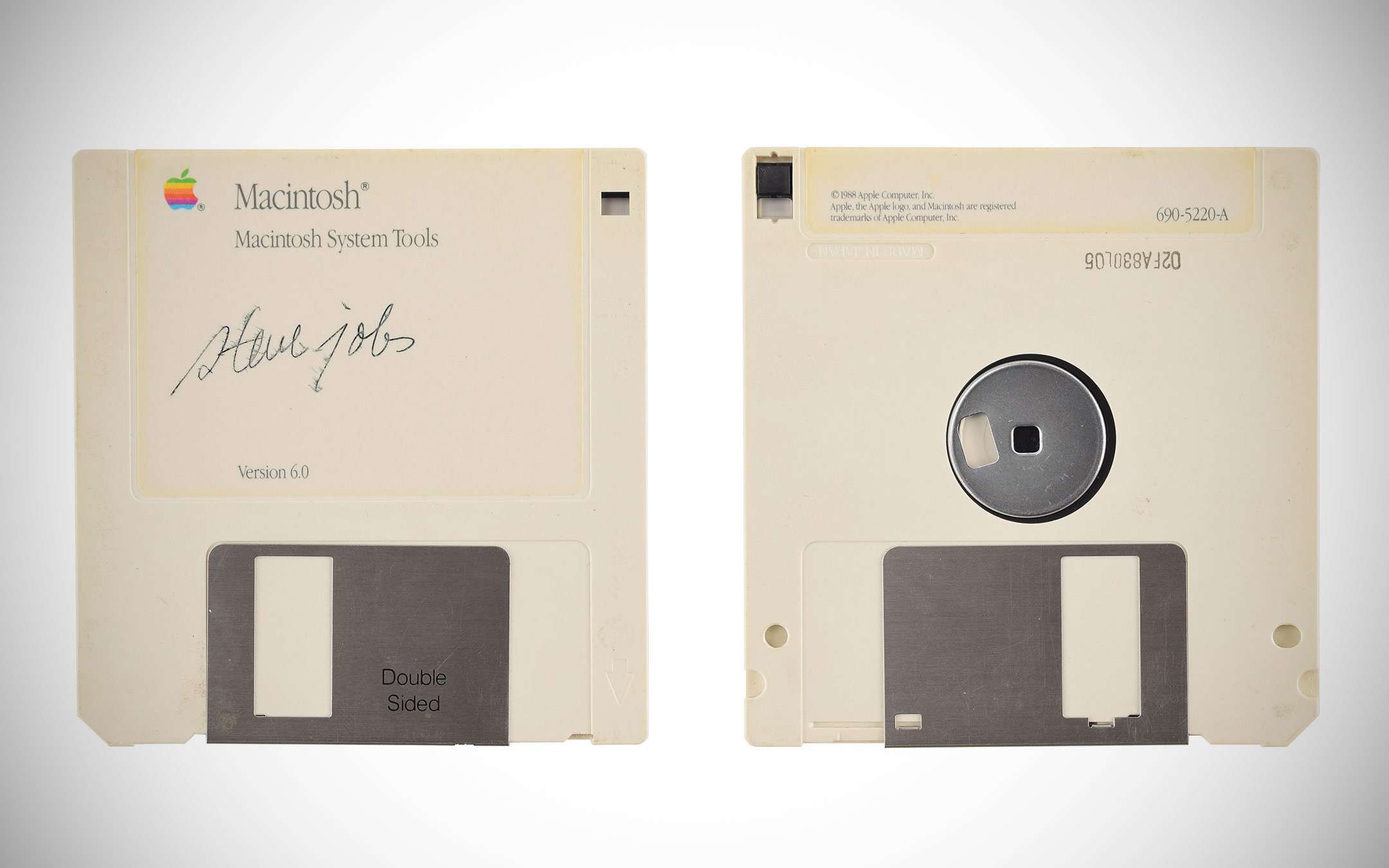 Steve Jobs: venduto all'asta un floppy disk autografato per 84000 dollari