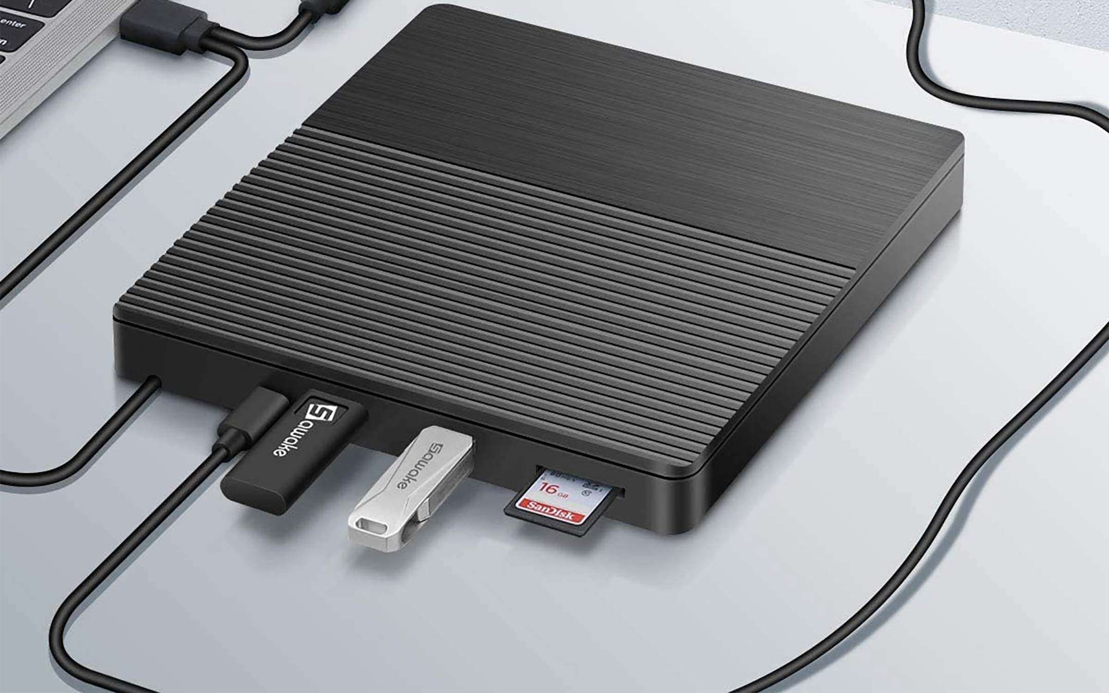 Masterizzatore esterno e hub USB, 2-in-1: l'offerta lampo su Amazon