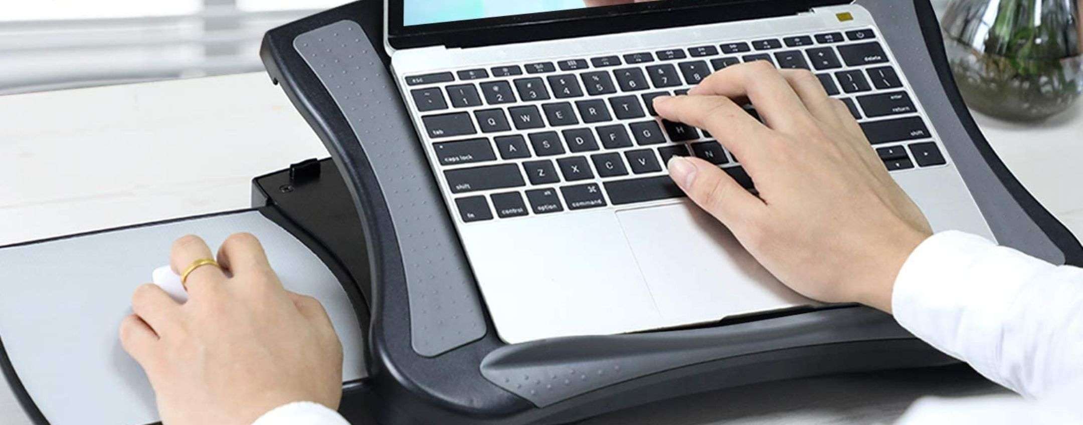 Supporto per PC portatile con ventola integrata: solo 18€ su Amazon