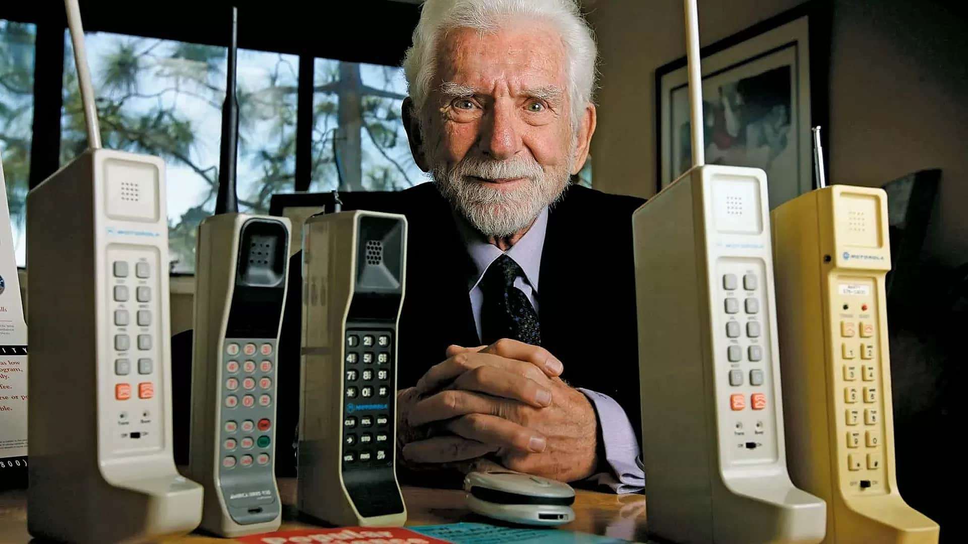 Il cellulare compie 40 anni: vi ricordate del "mattone" Motorola ...