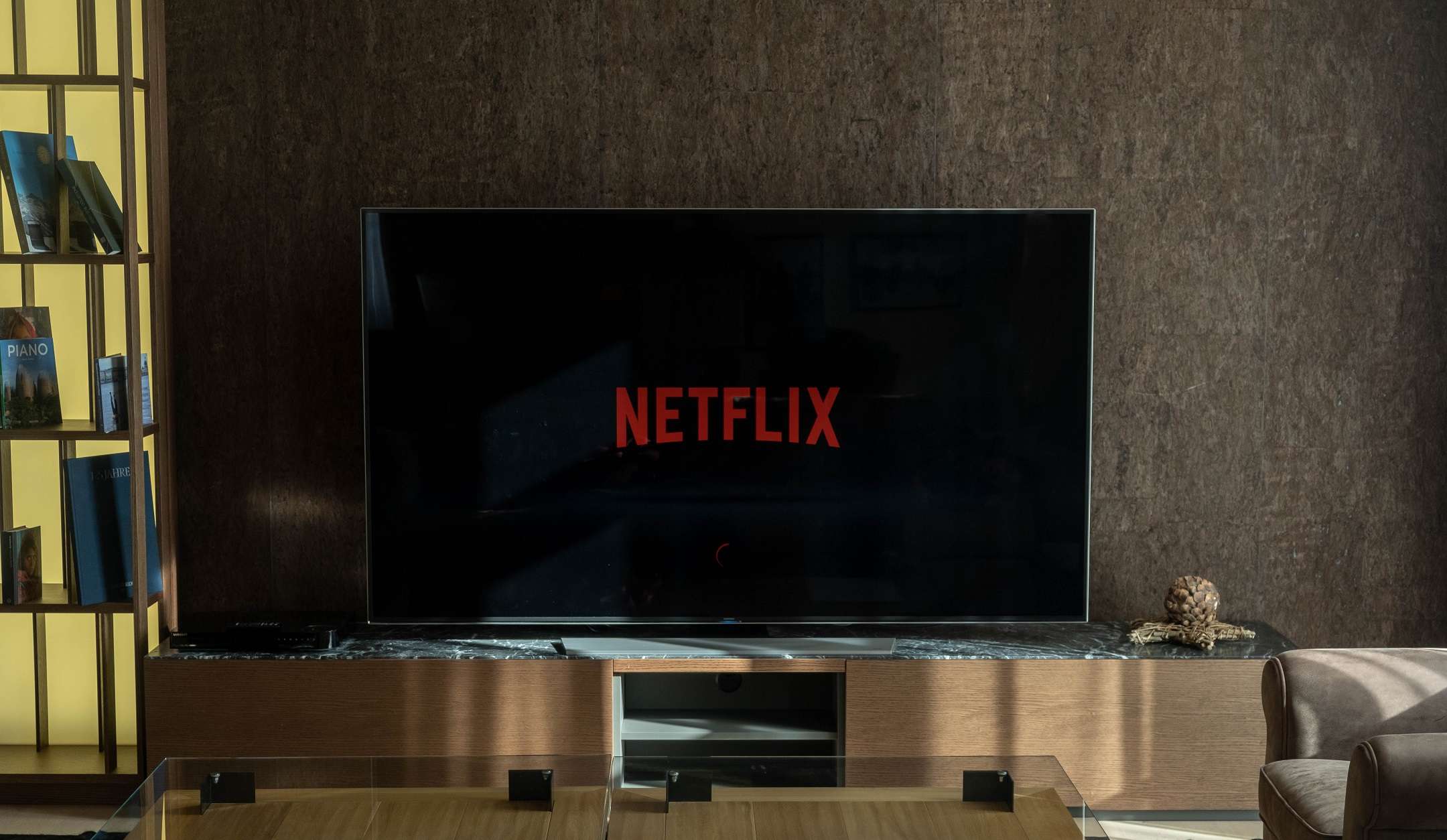 Sky TV e Netflix: serie TV, film, show, documentari a meno di 20 €/mese